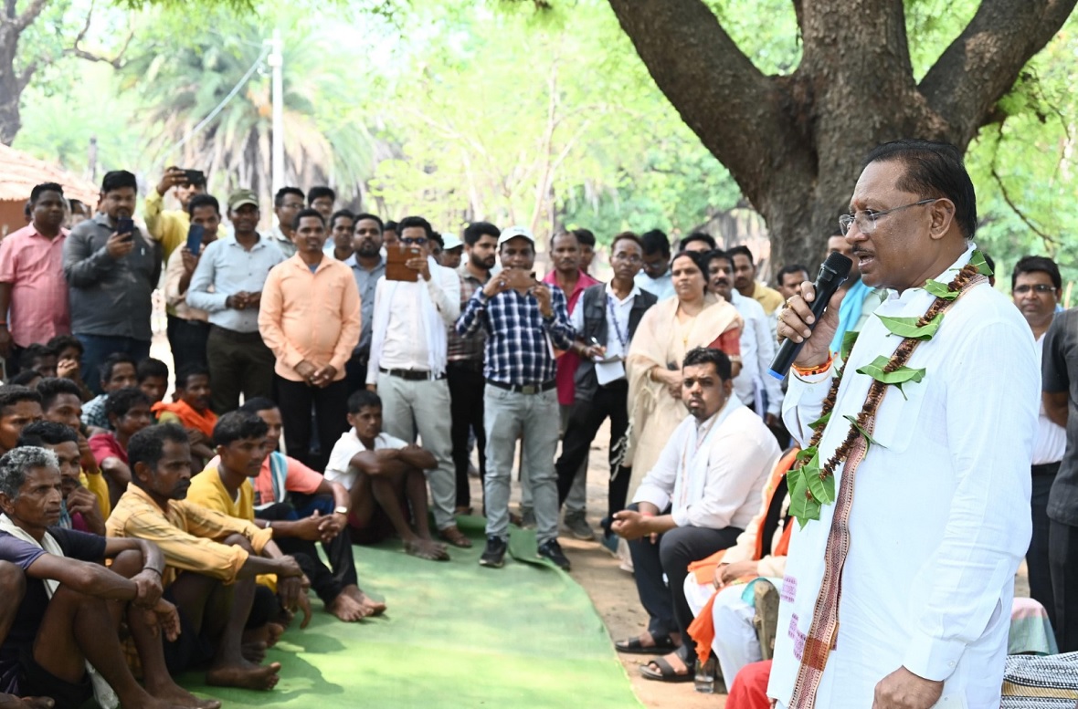 CM Dantewada Visit : छत्तीसगढ़ के अंतिम छोर पर पहुंचा सुशासन तिहार, इमली के पेड़ के नीचे लगी CM ...