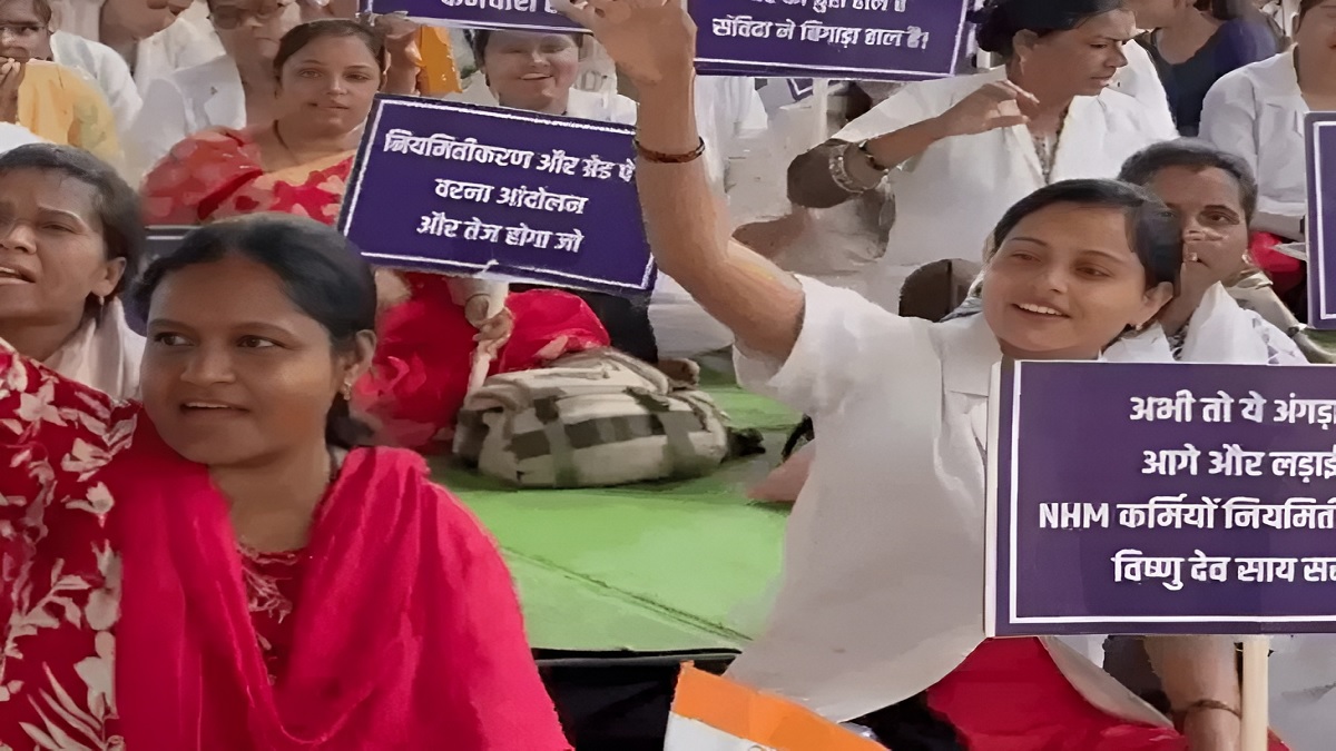 NHM Strike Termination : छत्तीसगढ़ में बड़ा एक्शन: हड़ताल पर अड़े 794 ...