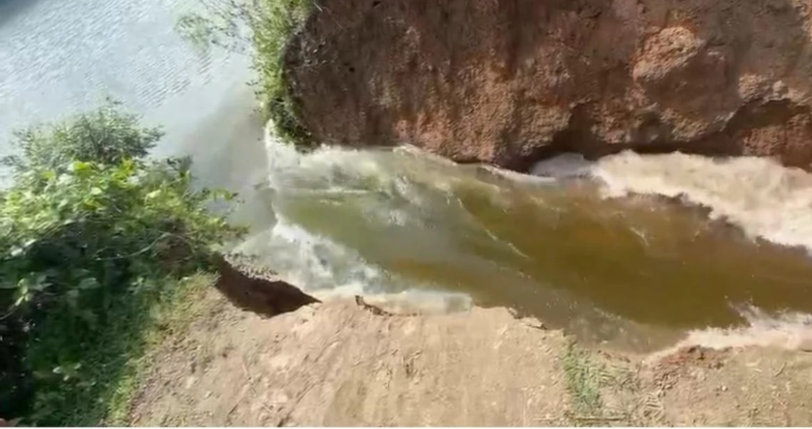 Dam Collapse in Sarguja: सरगुजा में बांध टूटा, किसानों की धान की फसल ...