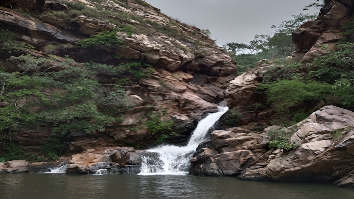 Damaudhara Waterfall : जहाँ प्रकृति बोलती है, आस्था झरती है और इतिहास ...