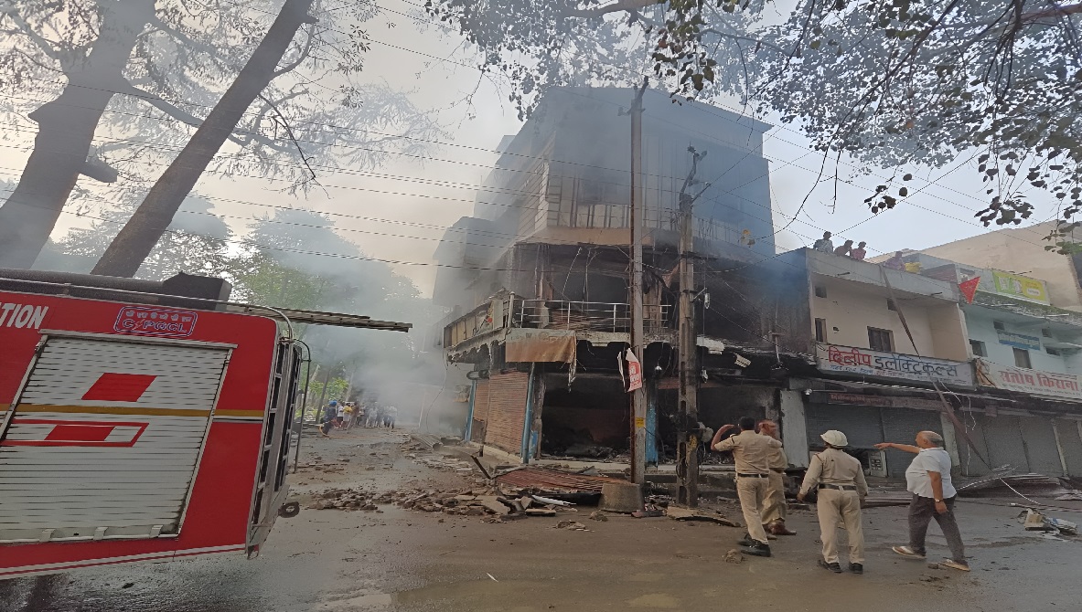 Fire Accident : बांबे मार्केट में भीषण आग, तीन दुकानें और दो ठेले का ...