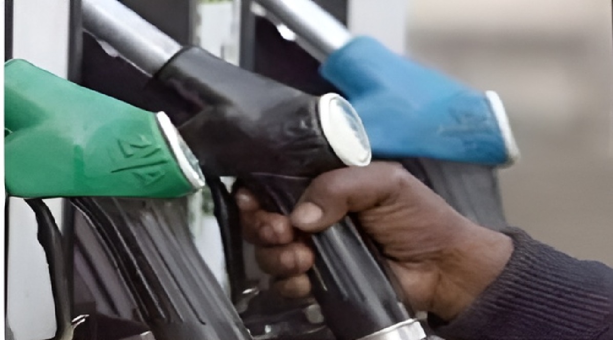 Illegal Fuel Trade : राजधानी में दो यार्डों पर पुलिस की छापेमारी, 44 ...