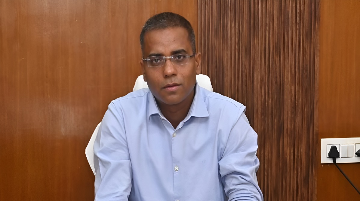 Collector Dr Sanjay Kannouje : कमजोर विद्यार्थियों को अतिरिक्त कक्षाएं ...