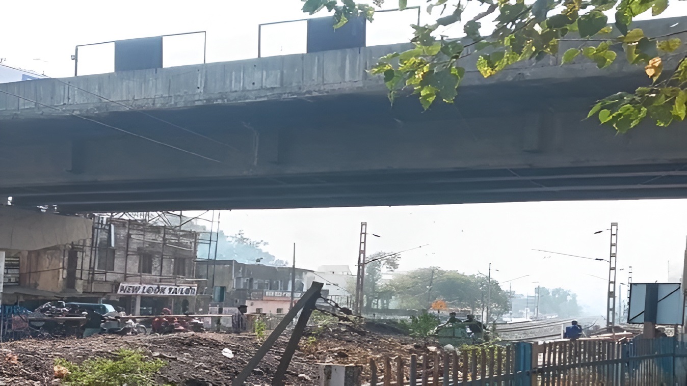 Overbridge Jump Incident : ओवरब्रिज से युवक ने लगाई 25 फीट की खतरनाक ...