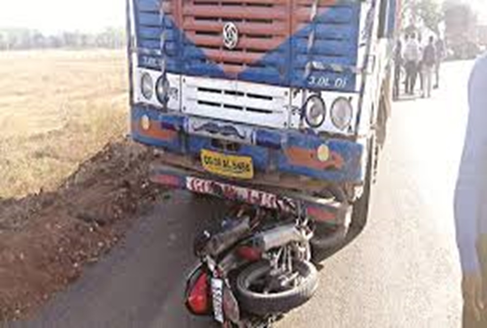 Ring Road Accident : ट्रक से टकराई बाइक, दो युवकों की दर्दनाक मौत - CG ...