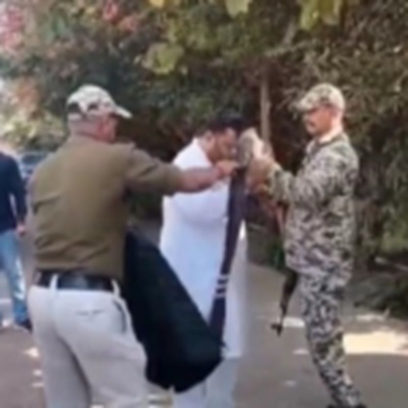 Minor Assault Rural India : मटर तोड़ने पर दो नाबालिगों को बांधकर पीटने ...